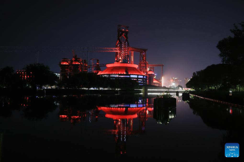Vista nocturna del Parque Shougang, sede de la CIFTIS 2025 en Beijing | Spanish.xinhuanet.com